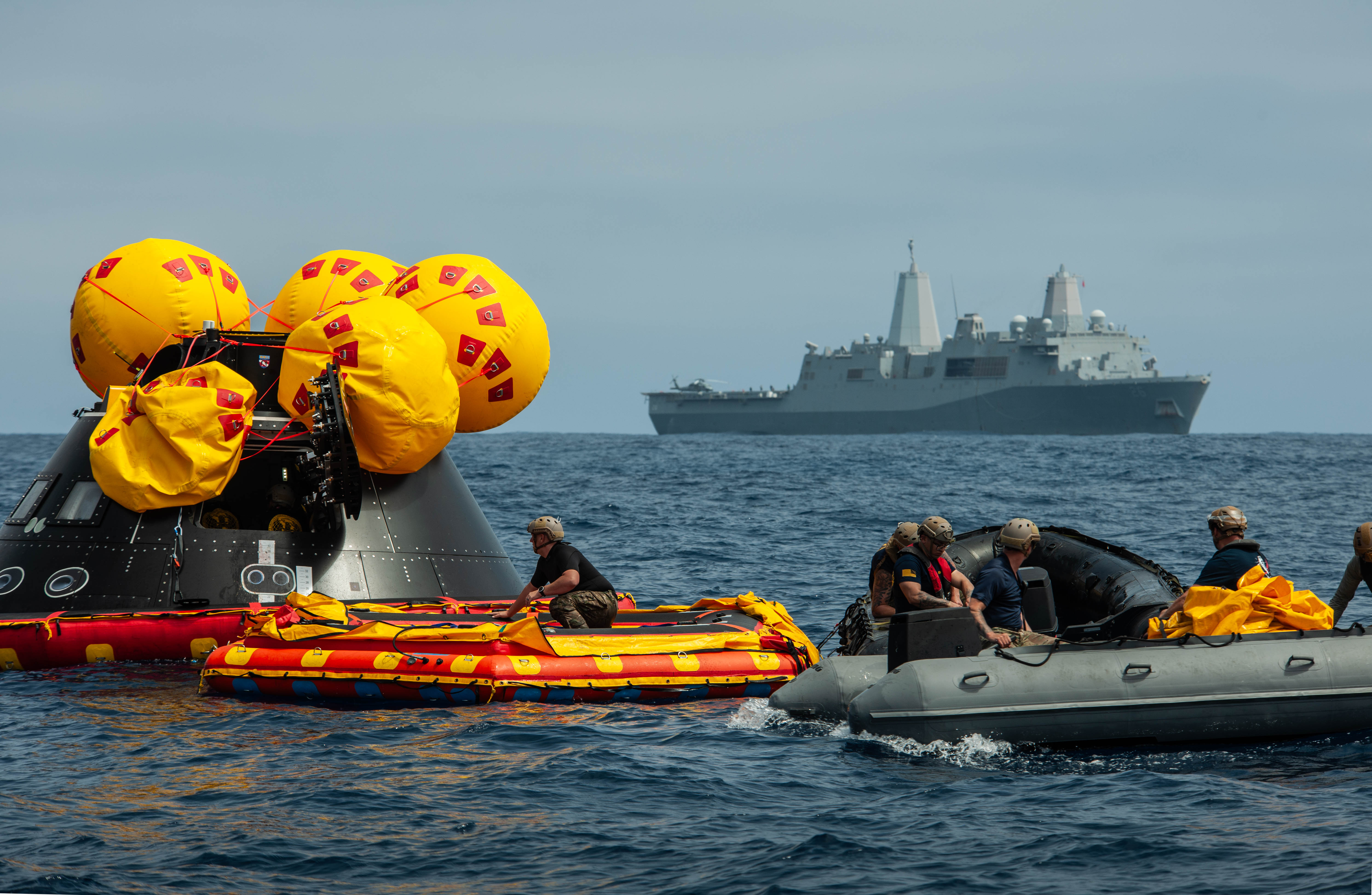 Artemis II – Orion recovery test with Navy divers - Canadian Space Agency