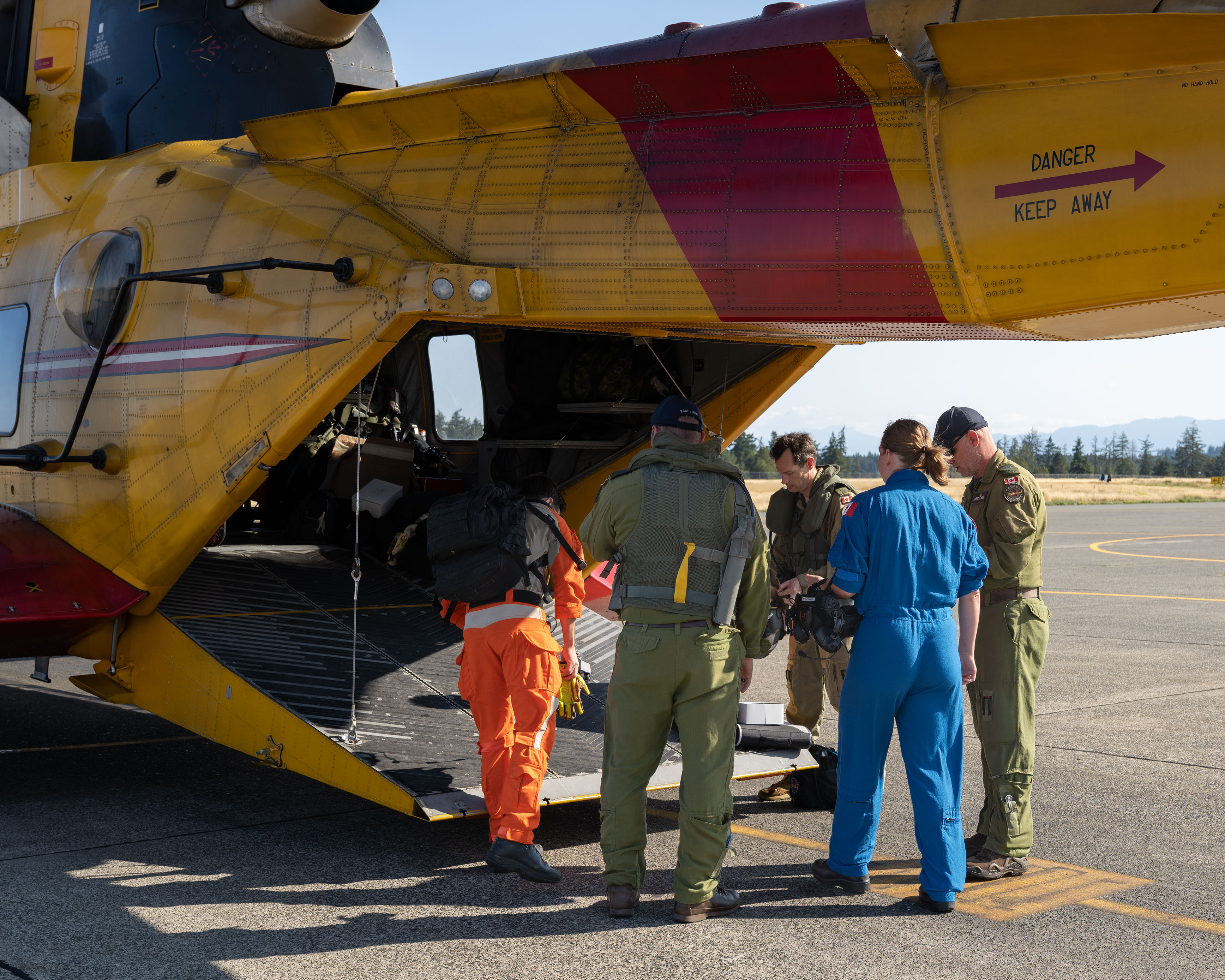 Jenni Gibbons trains with an RCAF squadron - Canadian Space Agency