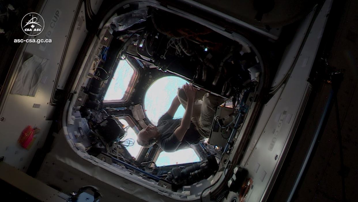 Phone call in space - Canadian Space Agency